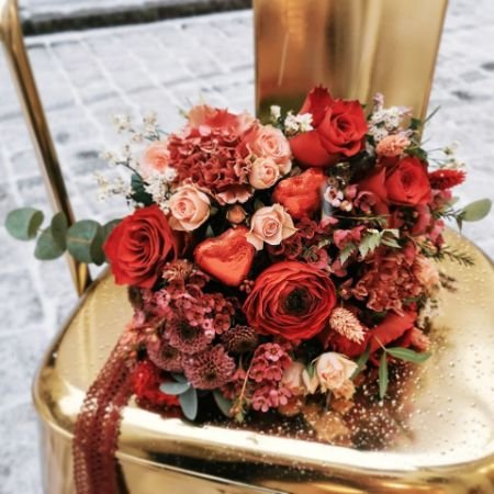 Kjærlighetsbukett levert kjæreste i Bergen på døren Valentin